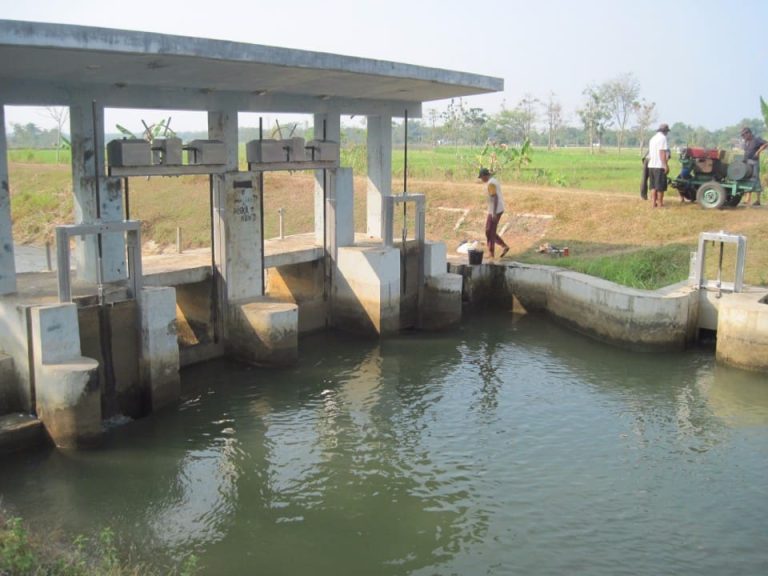 Pentingnya Sistem Irigasi dengan Pintu Air - Raja Pintu Air